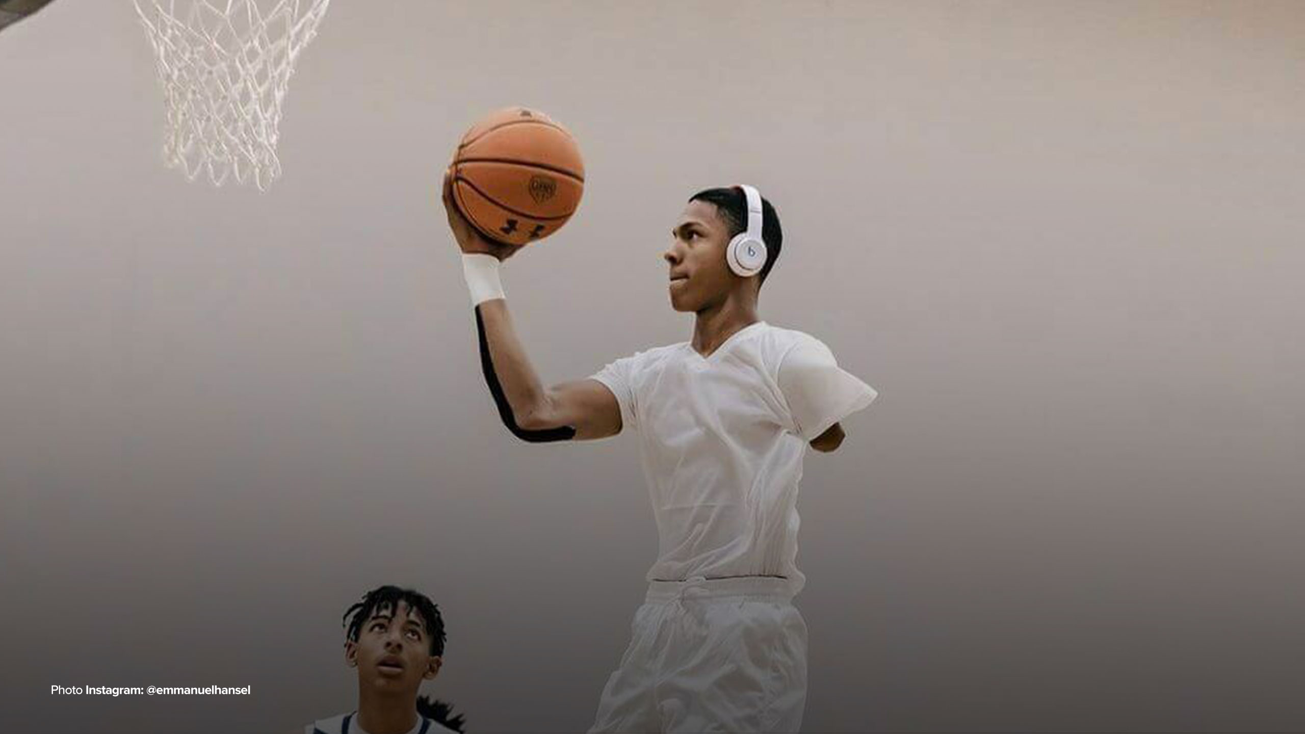 Hansel Enmanuel Dominates the Court With Just One Arm